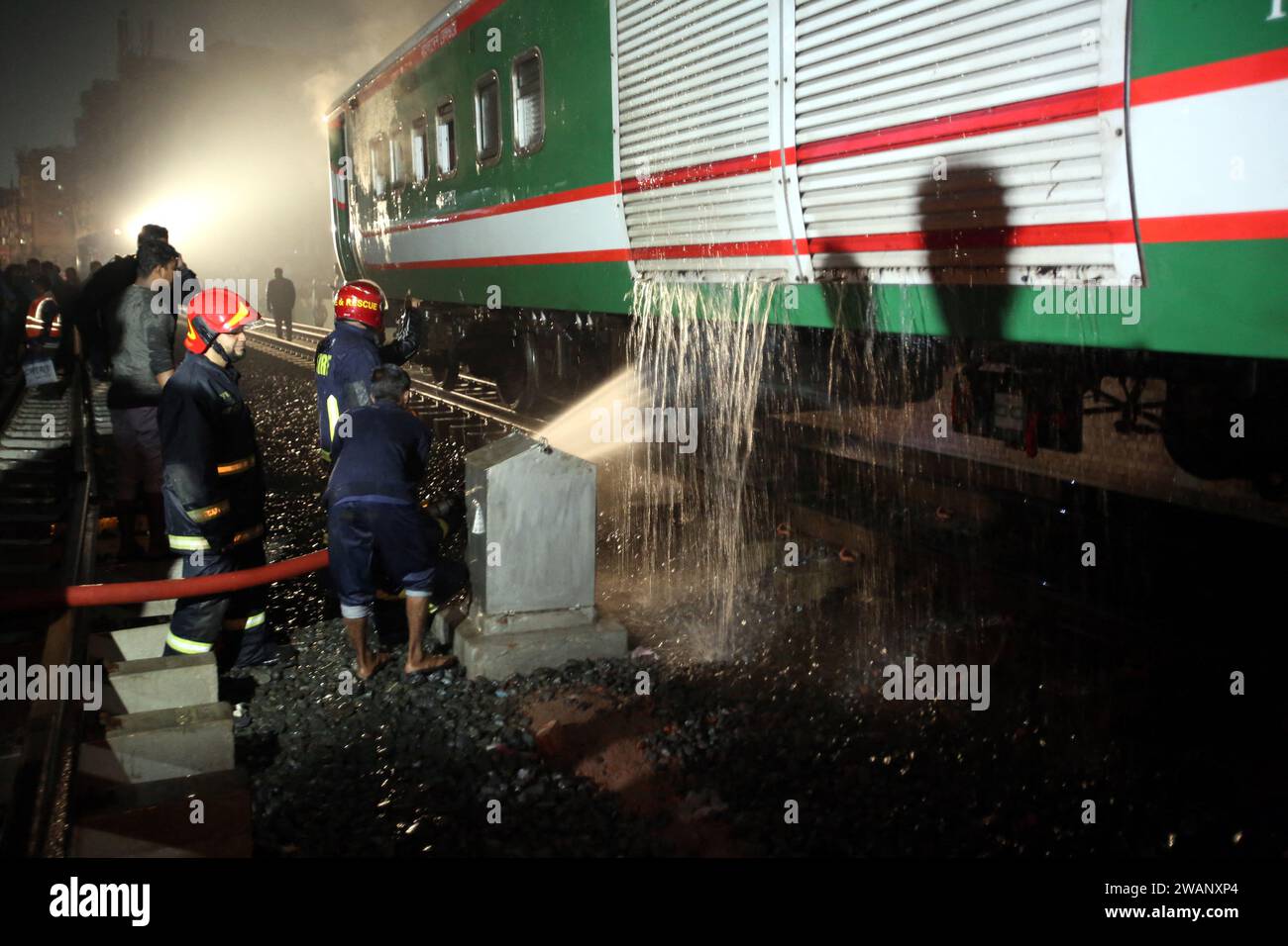Dhaka, Bangladesh. 05th Jan, 2024. Bangladeshi rescue personnel search ...