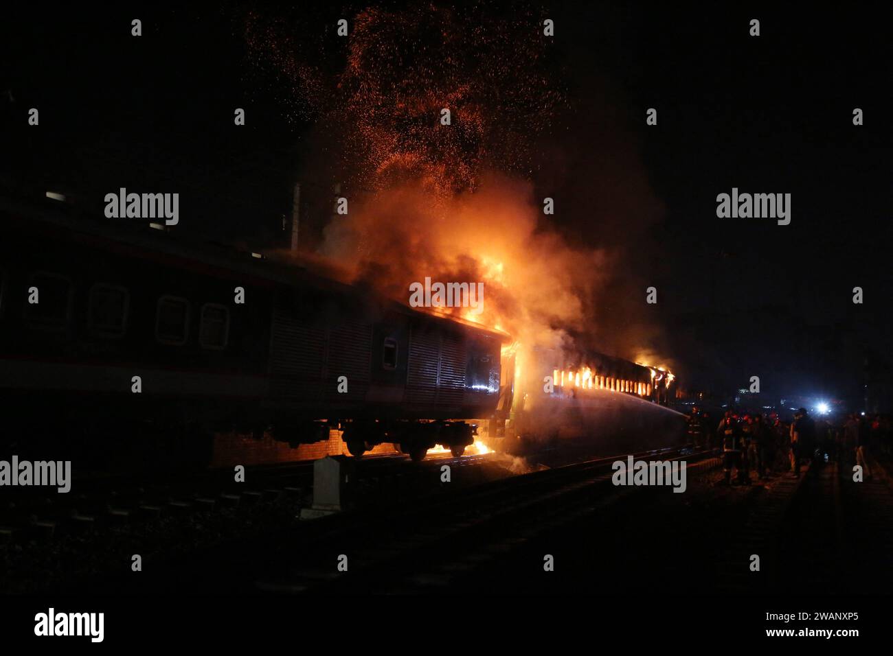 Dhaka, Bangladesh. 05th Jan, 2024. Bangladeshi rescue personnel search ...