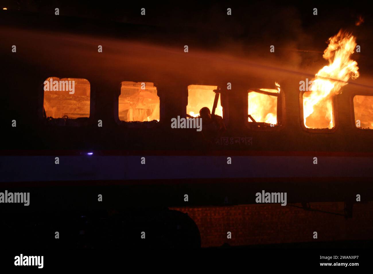 Dhaka, Bangladesh. 05th Jan, 2024. Bangladeshi rescue personnel search ...