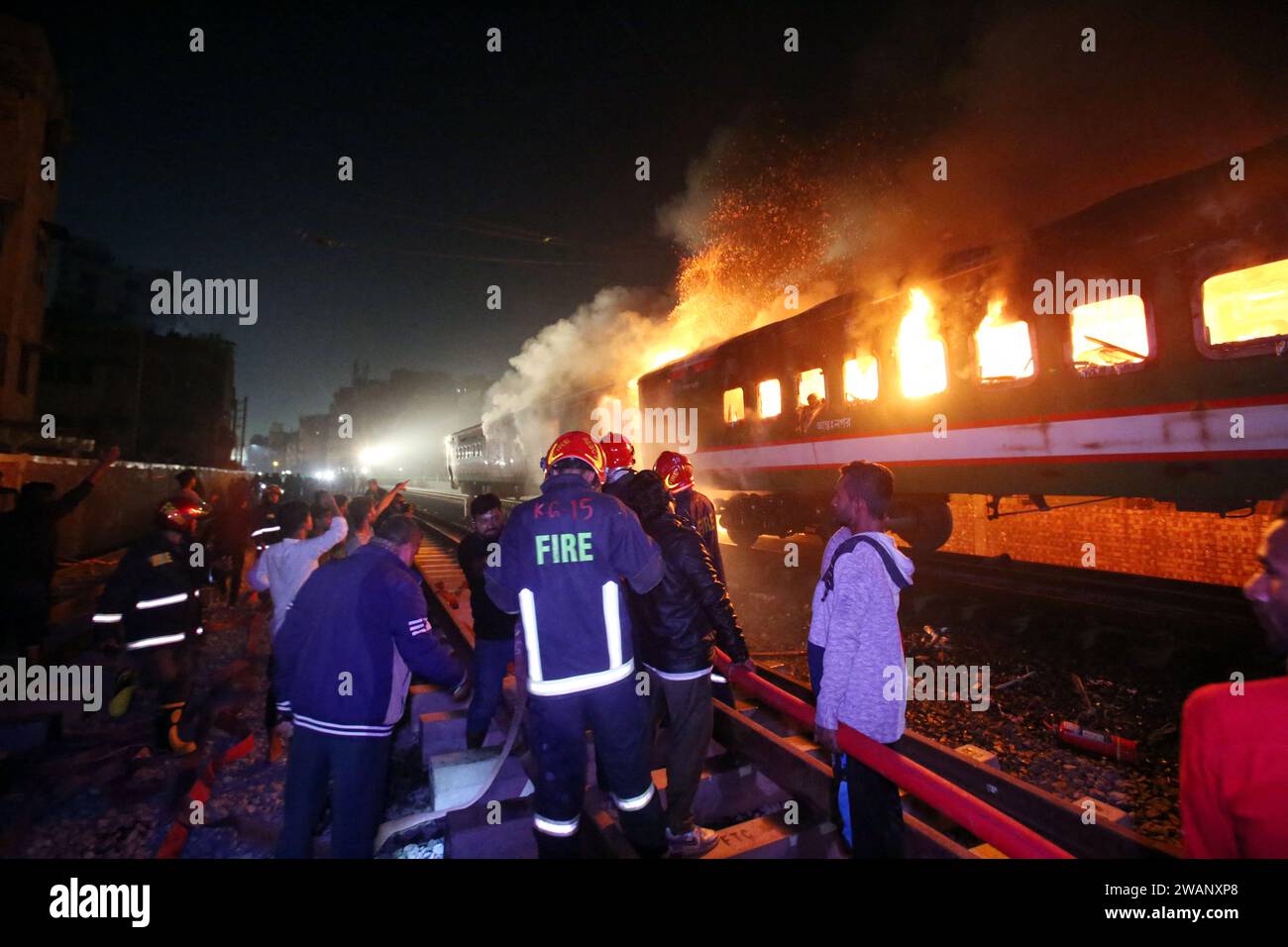 Dhaka, Bangladesh. 05th Jan, 2024. Bangladeshi rescue personnel search ...