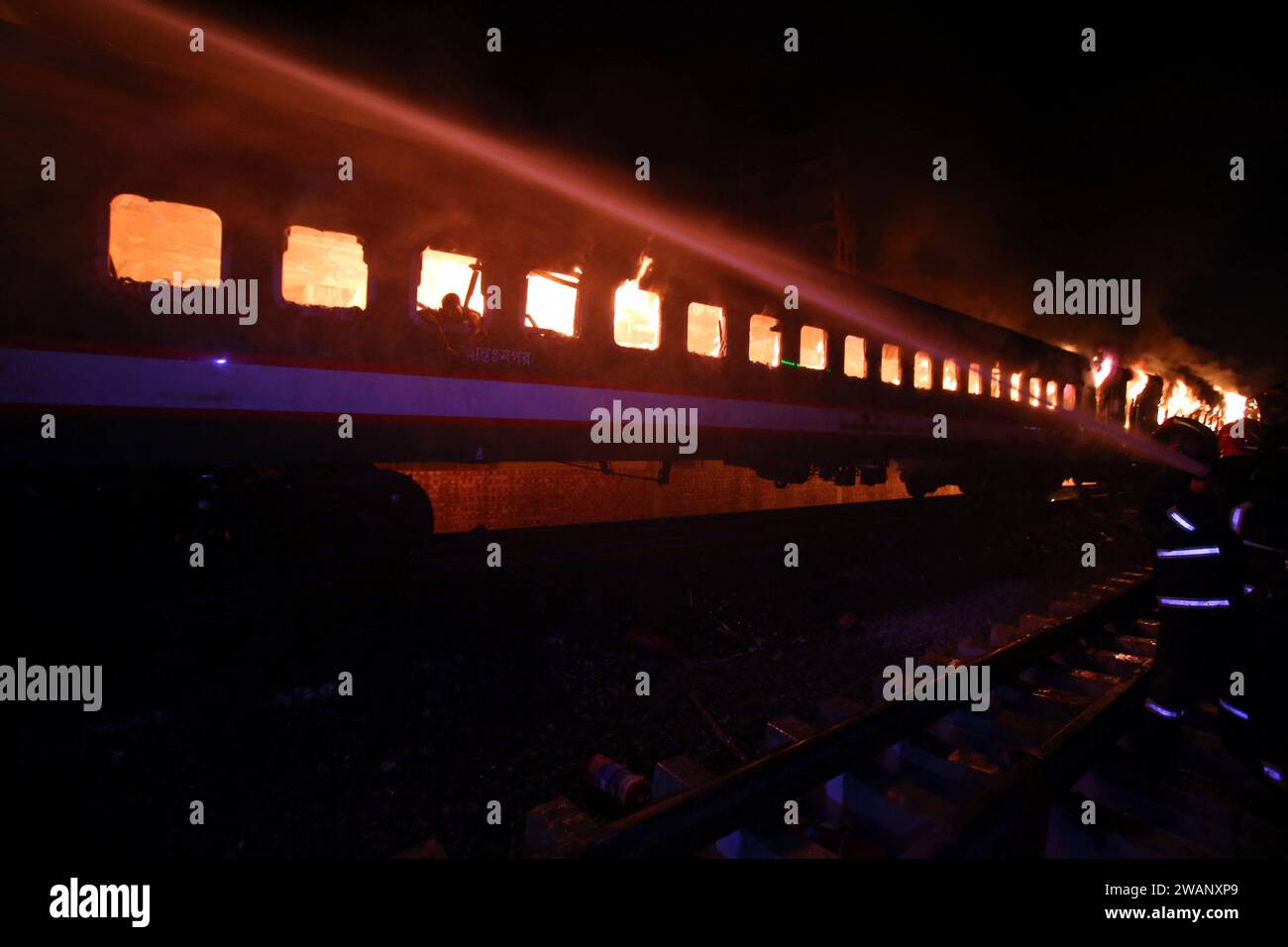 Dhaka, Bangladesh. 05th Jan, 2024. Bangladeshi rescue personnel search ...