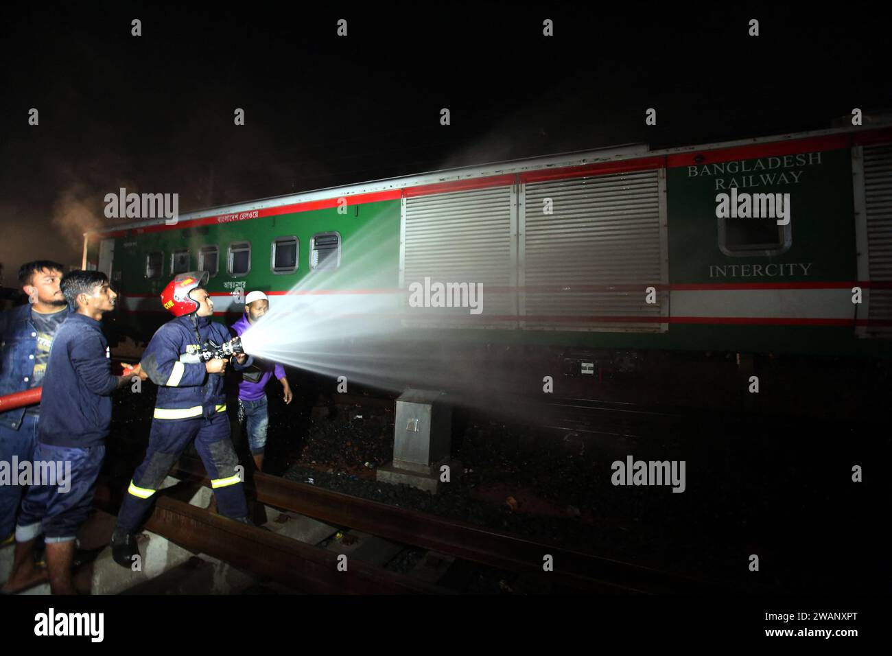 Dhaka, Bangladesh. 05th Jan, 2024. Bangladeshi rescue personnel search ...