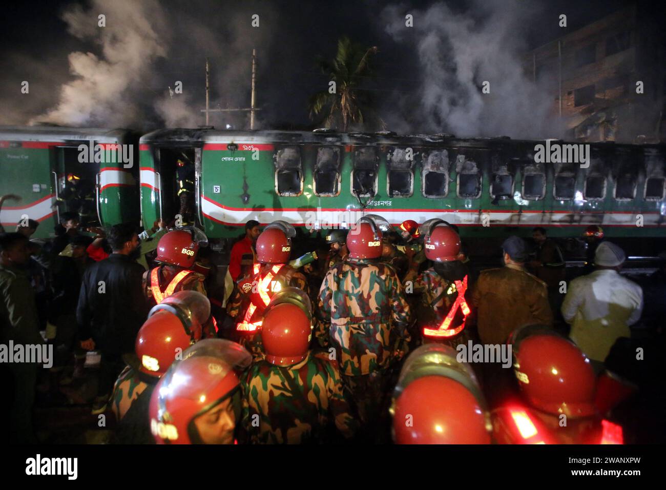 Dhaka, Bangladesh. 05th Jan, 2024. Bangladeshi rescue personnel search ...