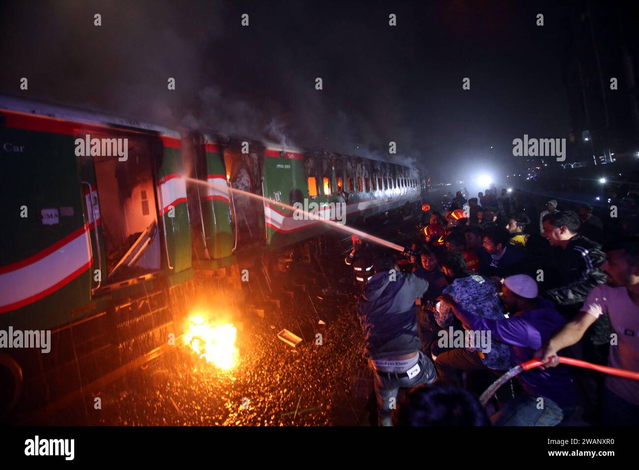 Dhaka, Bangladesh. 05th Jan, 2024. Bangladeshi rescue personnel search ...