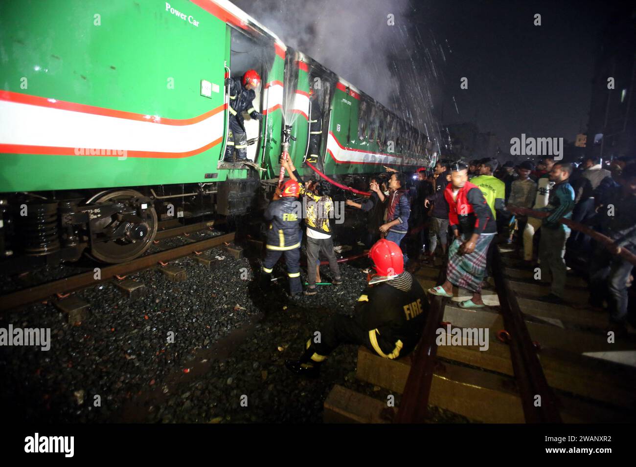 Dhaka, Bangladesh. 05th Jan, 2024. Bangladeshi rescue personnel search ...