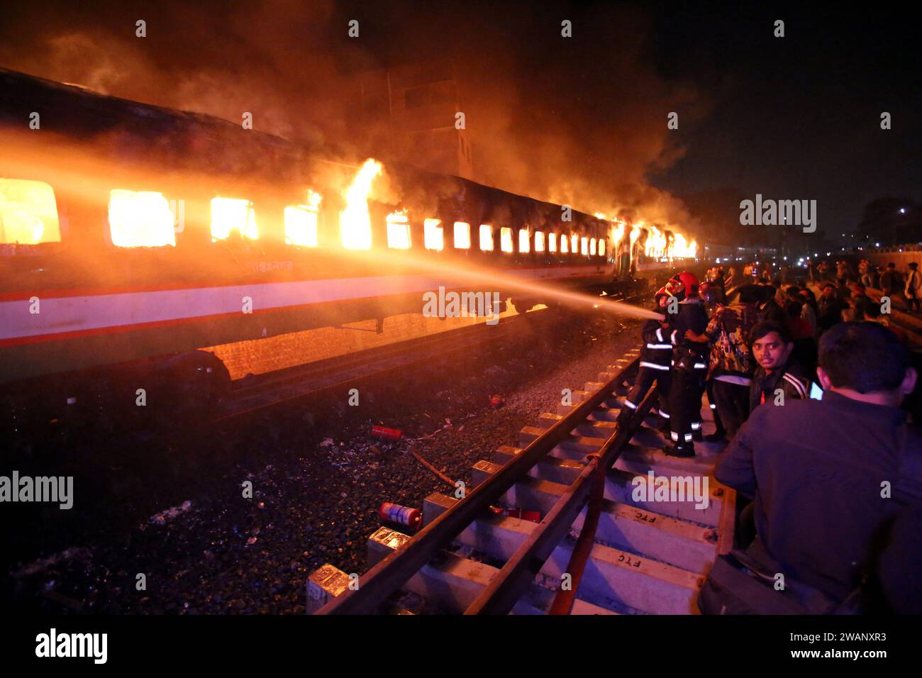 Dhaka, Bangladesh. 05th Jan, 2024. Bangladeshi rescue personnel search ...
