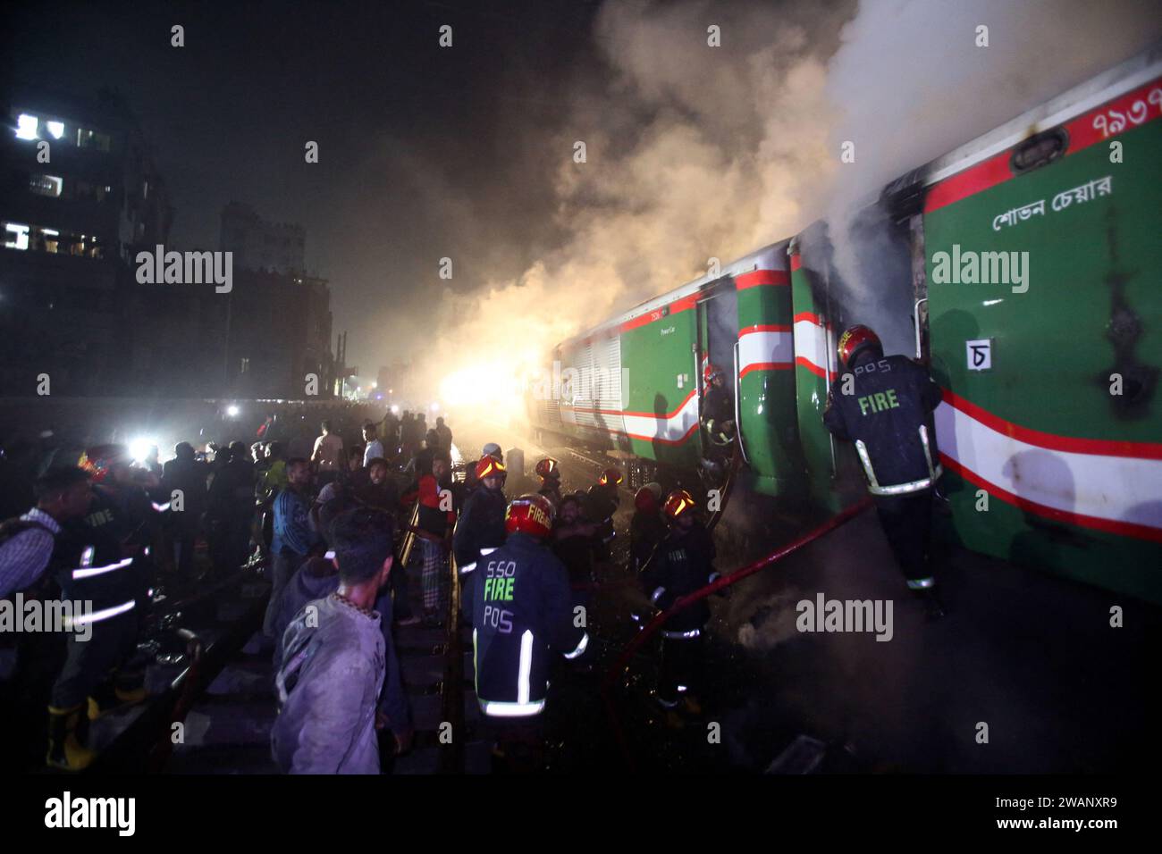 Dhaka, Bangladesh. 05th Jan, 2024. Bangladeshi rescue personnel search ...