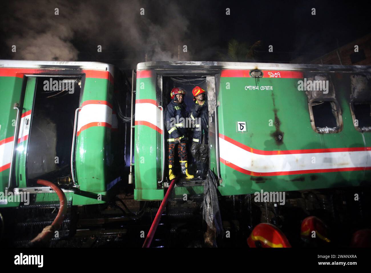 Dhaka, Bangladesh. 05th Jan, 2024. Bangladeshi rescue personnel search ...