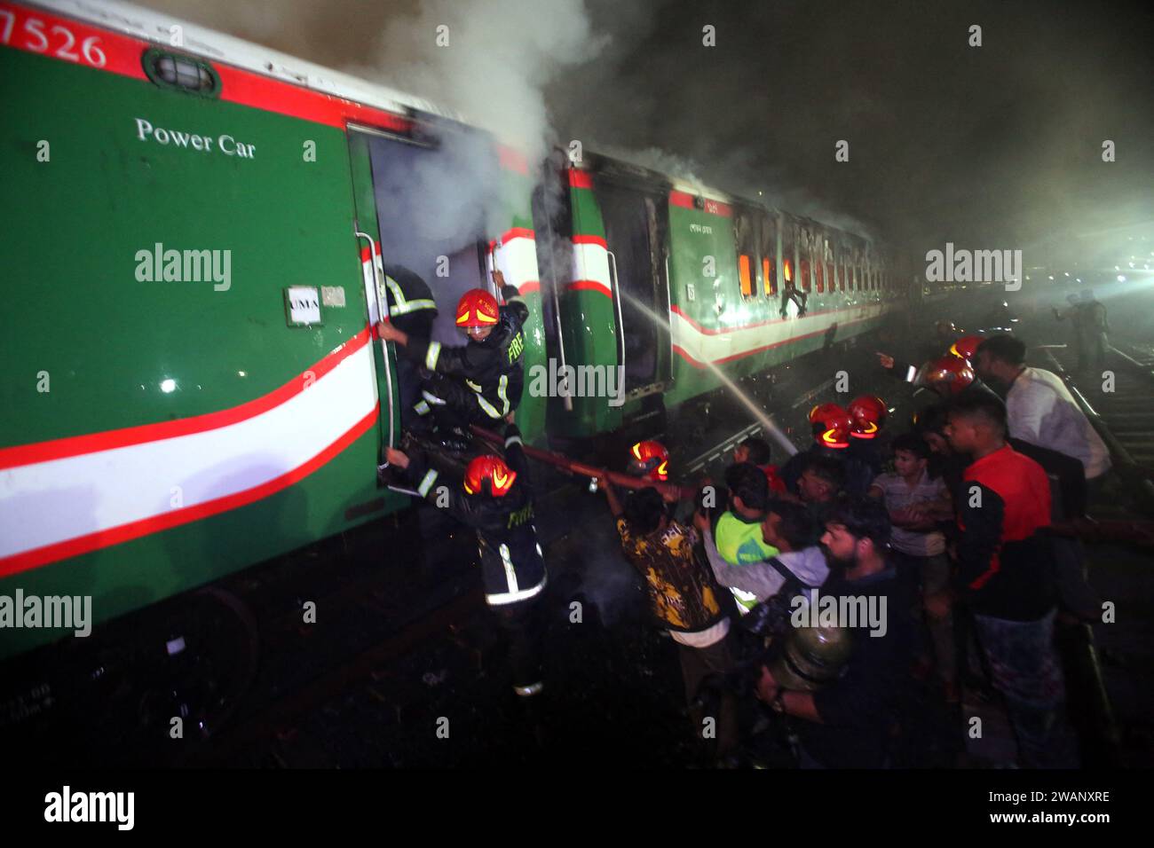 Dhaka, Bangladesh. 05th Jan, 2024. Bangladeshi rescue personnel search ...