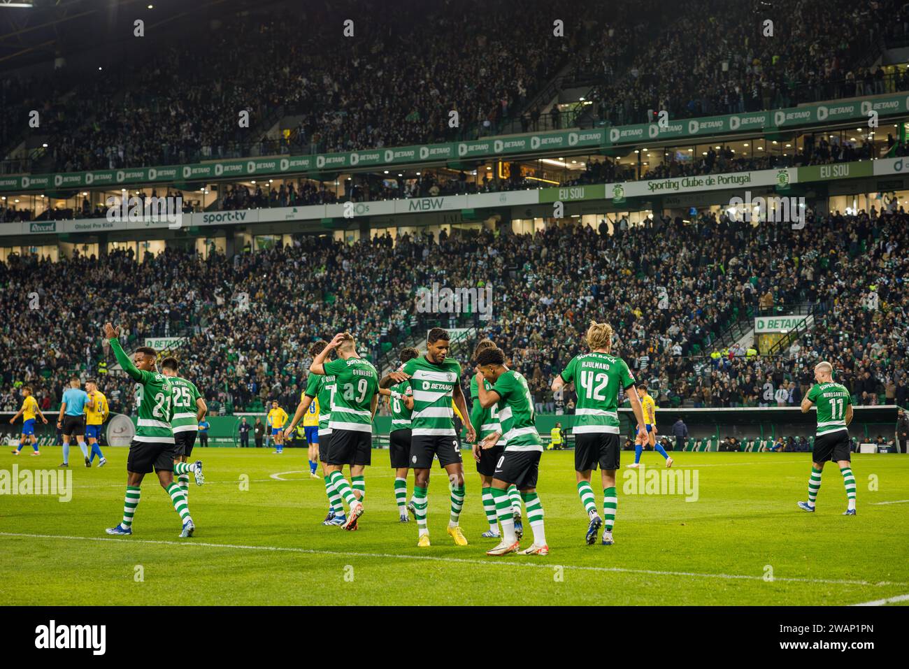 Lisbon, Portugal. 05th Jan, 2024. Sporting CP team celebrates the goal ...