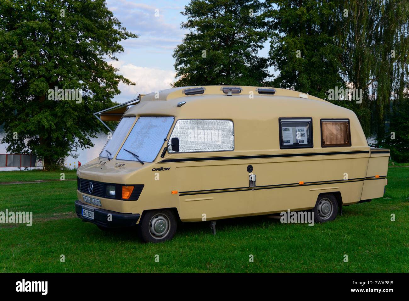 Old fashioned motorhome hi-res stock photography and images - Alamy