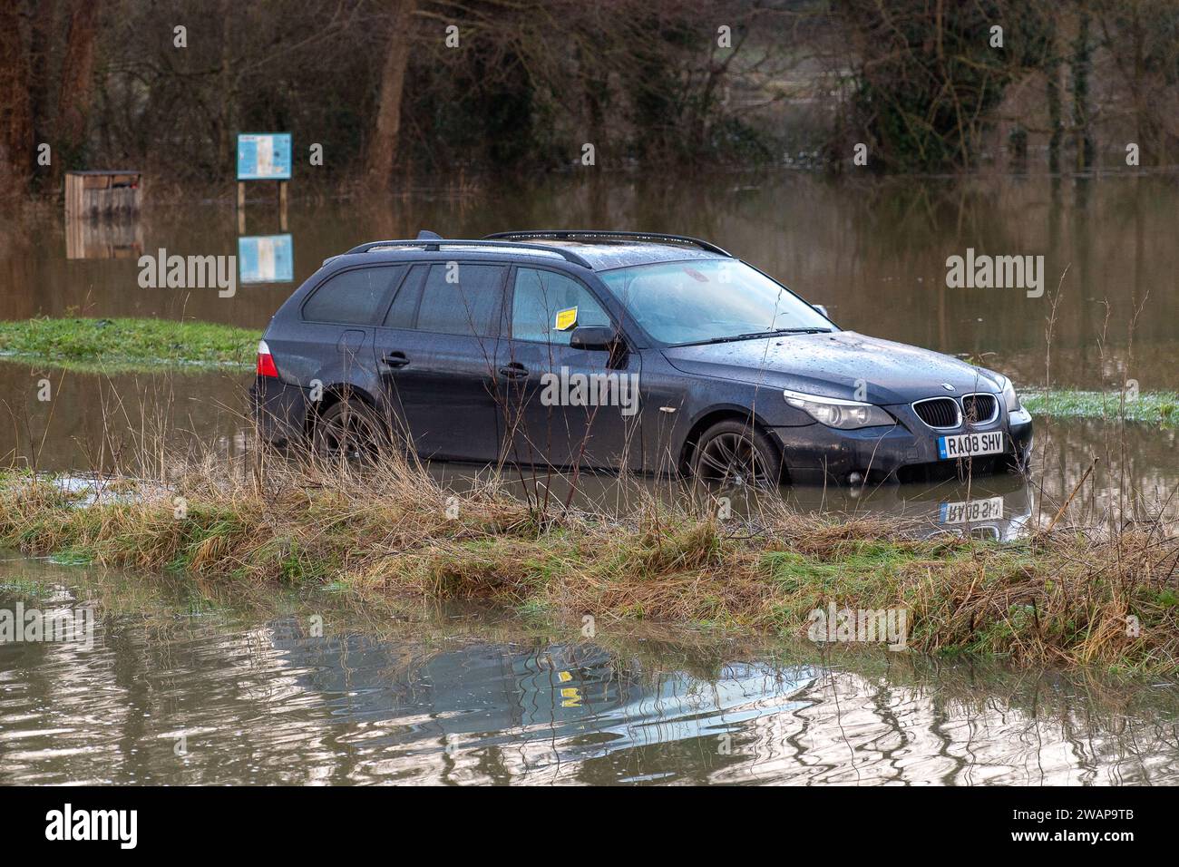 Cookham, UK. 6th January, 2024. The main road through the village of ...