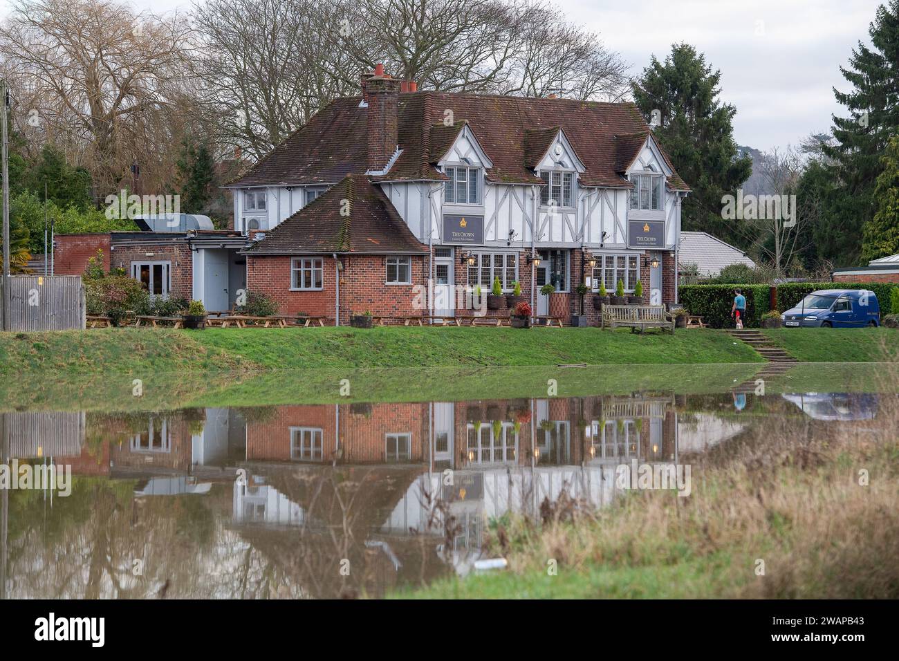 Cookham, UK. 6th January, 2024. The main road through the village of ...