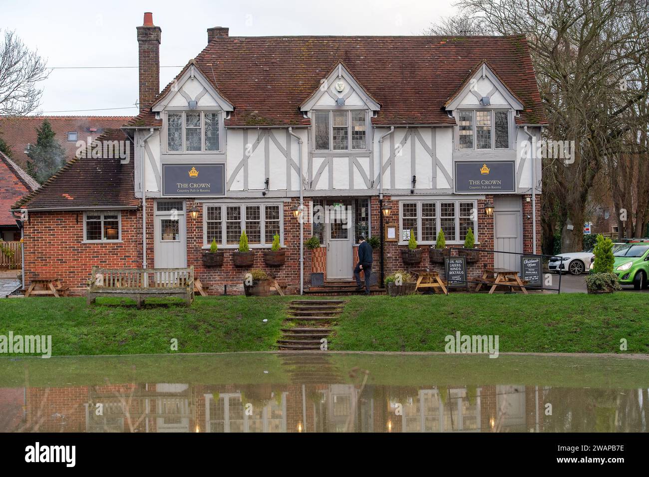 Cookham, UK. 6th January, 2024. Floodwater outside th Crown Pub in ...