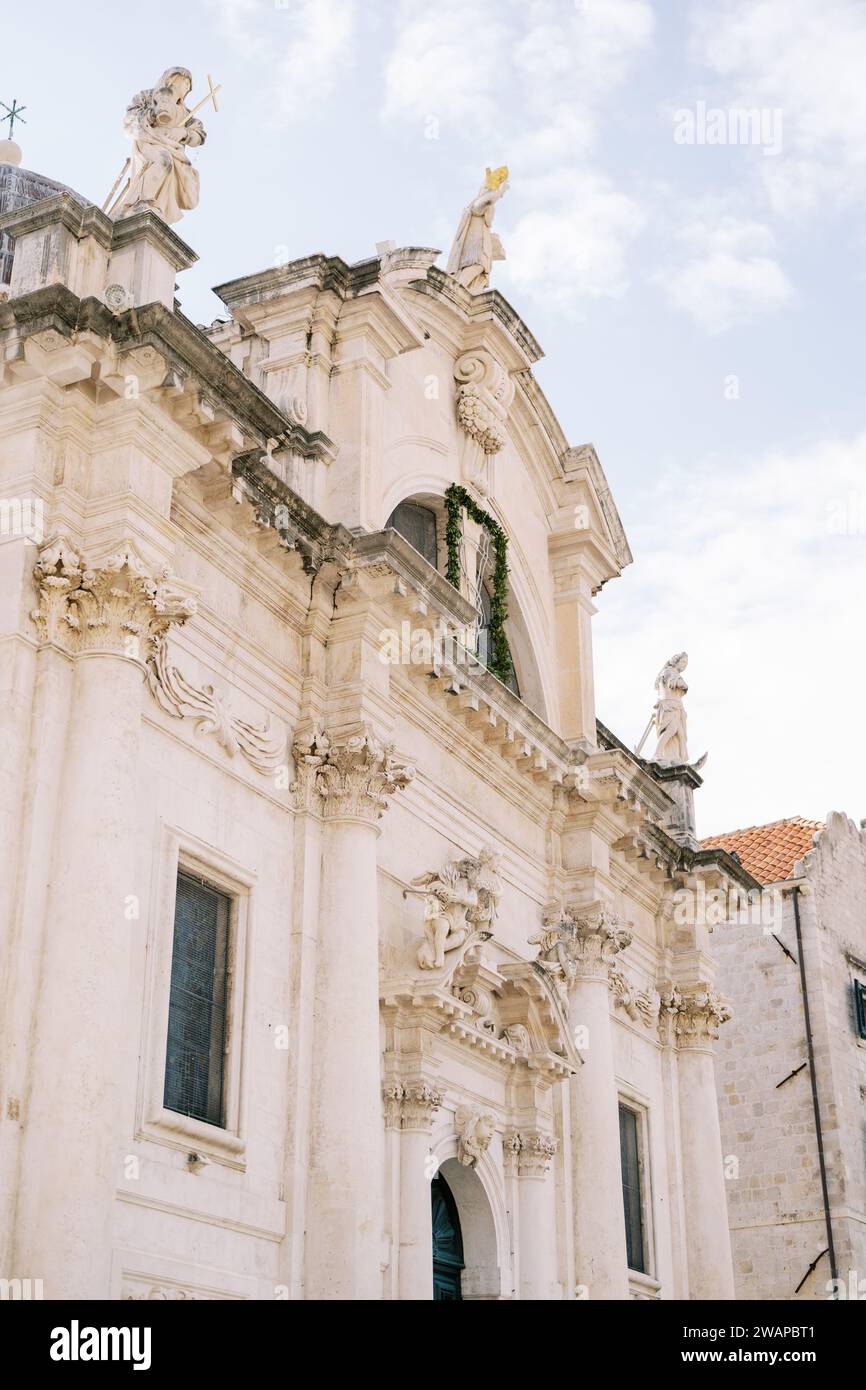 Baroque church facade statues hi-res stock photography and images - Alamy
