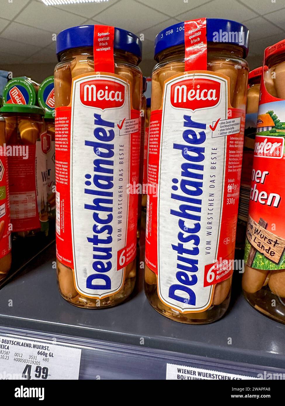 Einkaufen im Supermarkt. Angeboten werden Gläser mit Meica ...