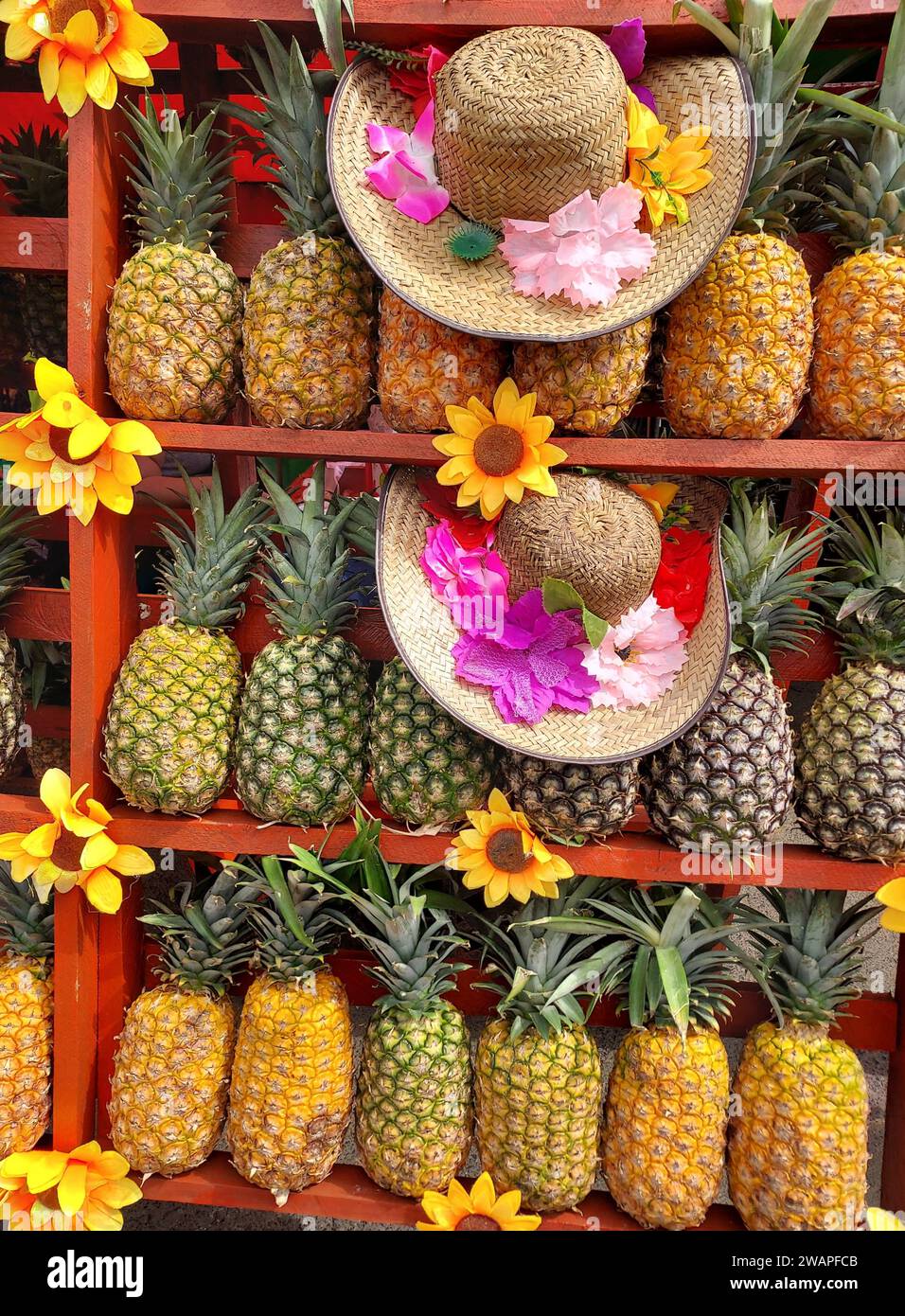 Fruit stall pineapple hi-res stock photography and images - Alamy