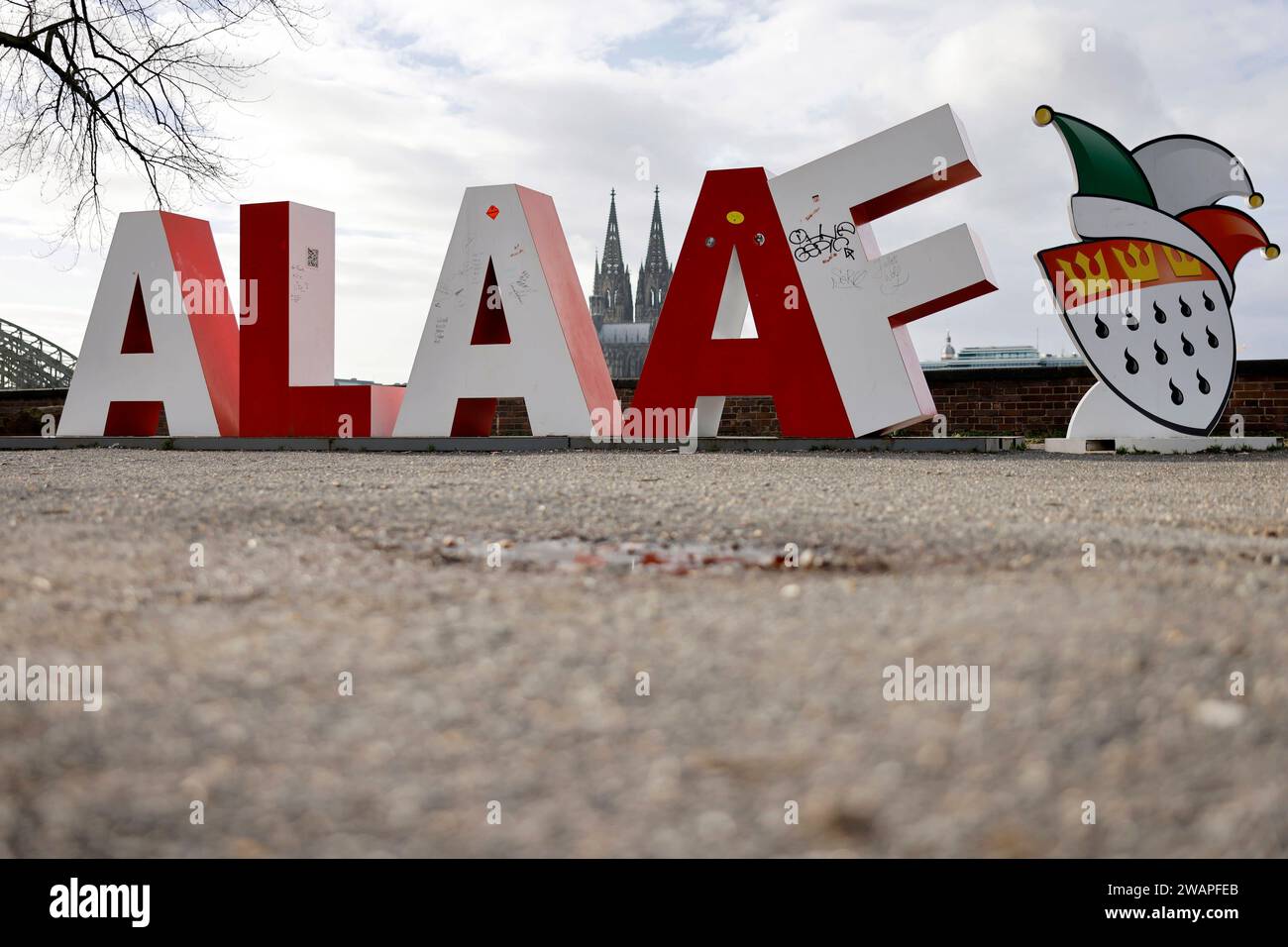 Der zwei Meter große Alaaf Schriftzug steht an Rheinufer vor dem Rhein ...