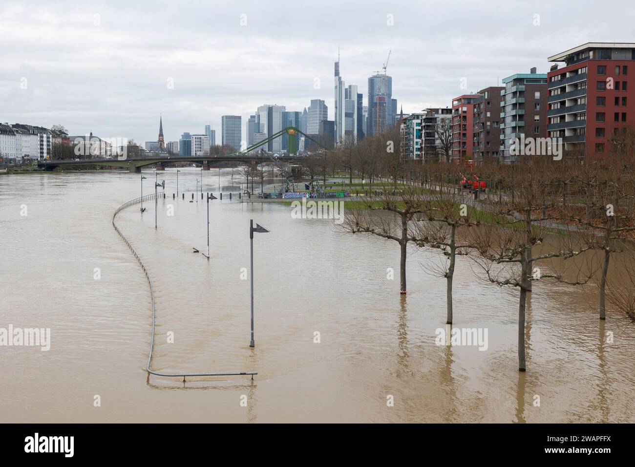 The river Main bursts its banks in the area of the Wesel shipyard ...