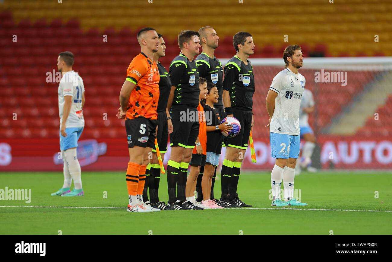 Match officials line up with the team captains hi-res stock photography ...