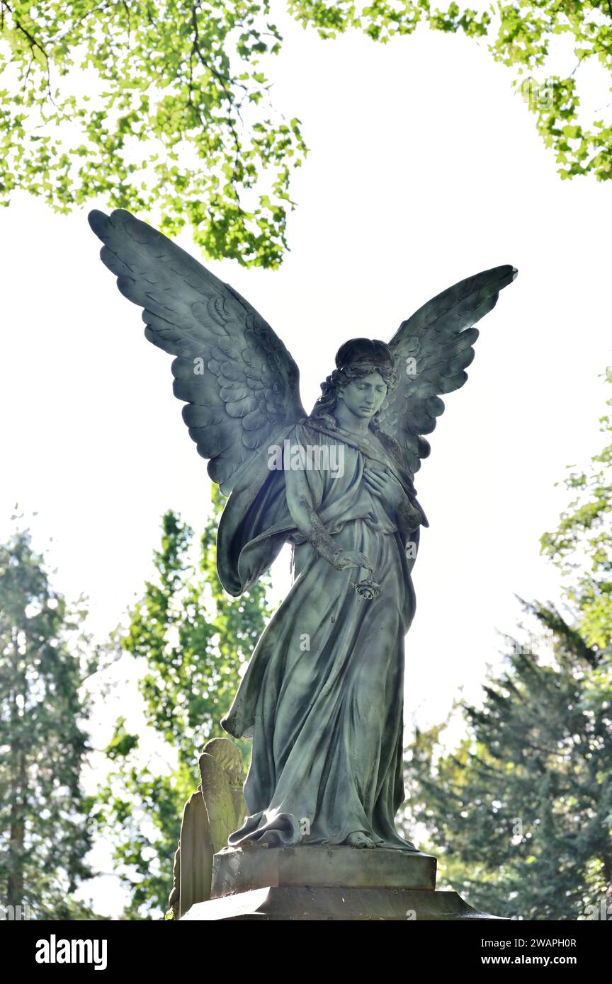 Magnificent statue of an angel Stock Photo - Alamy