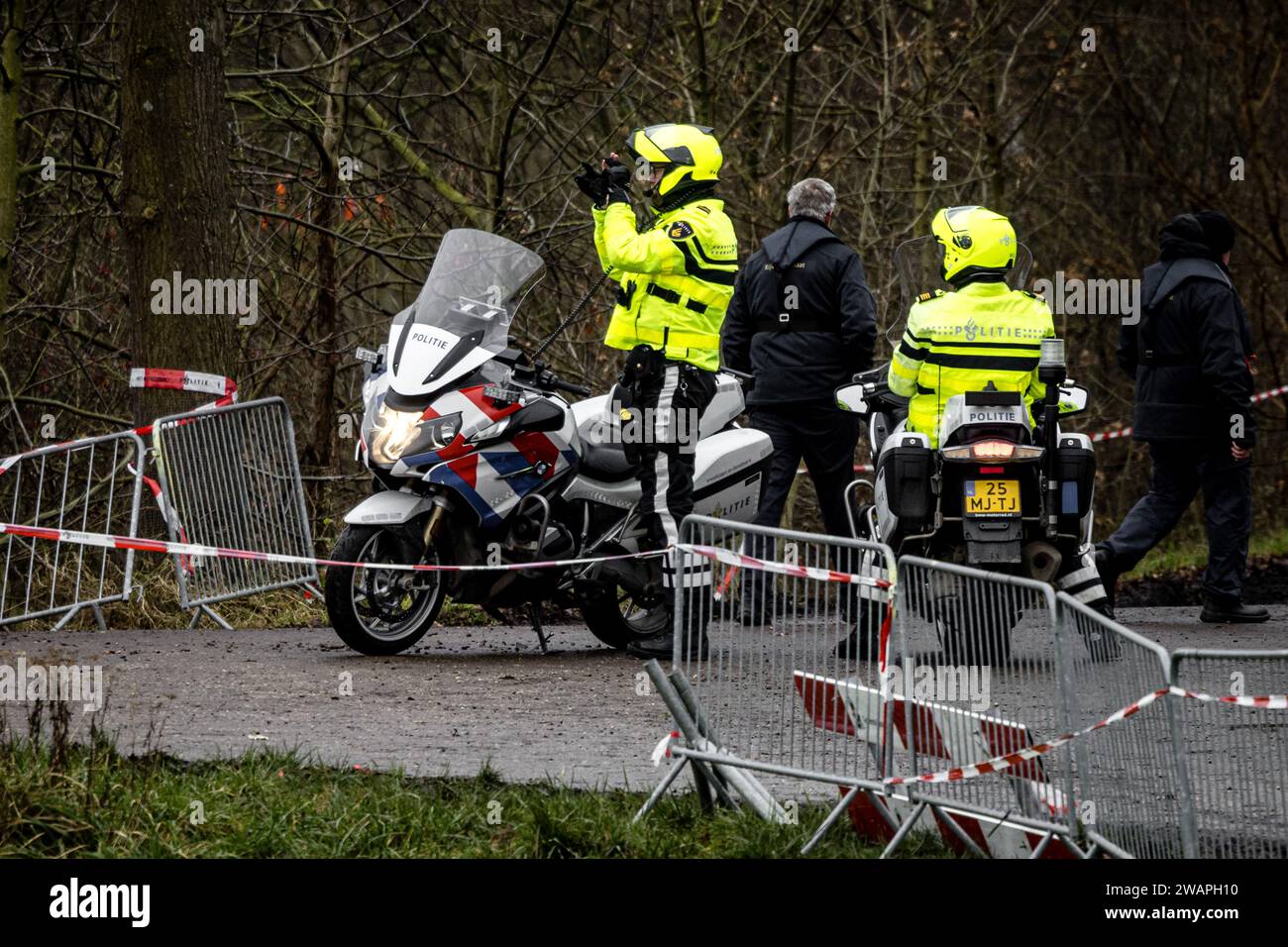 MAASTRICHT - Two defense chinook have started repairing the spillway ...