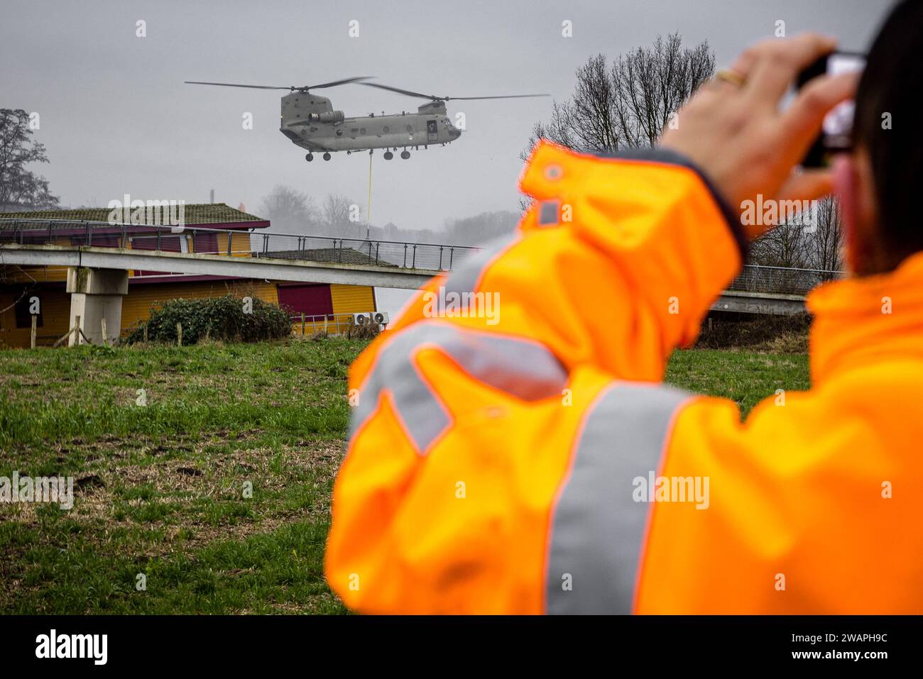 MAASTRICHT - Two defense chinook have started repairing the spillway ...