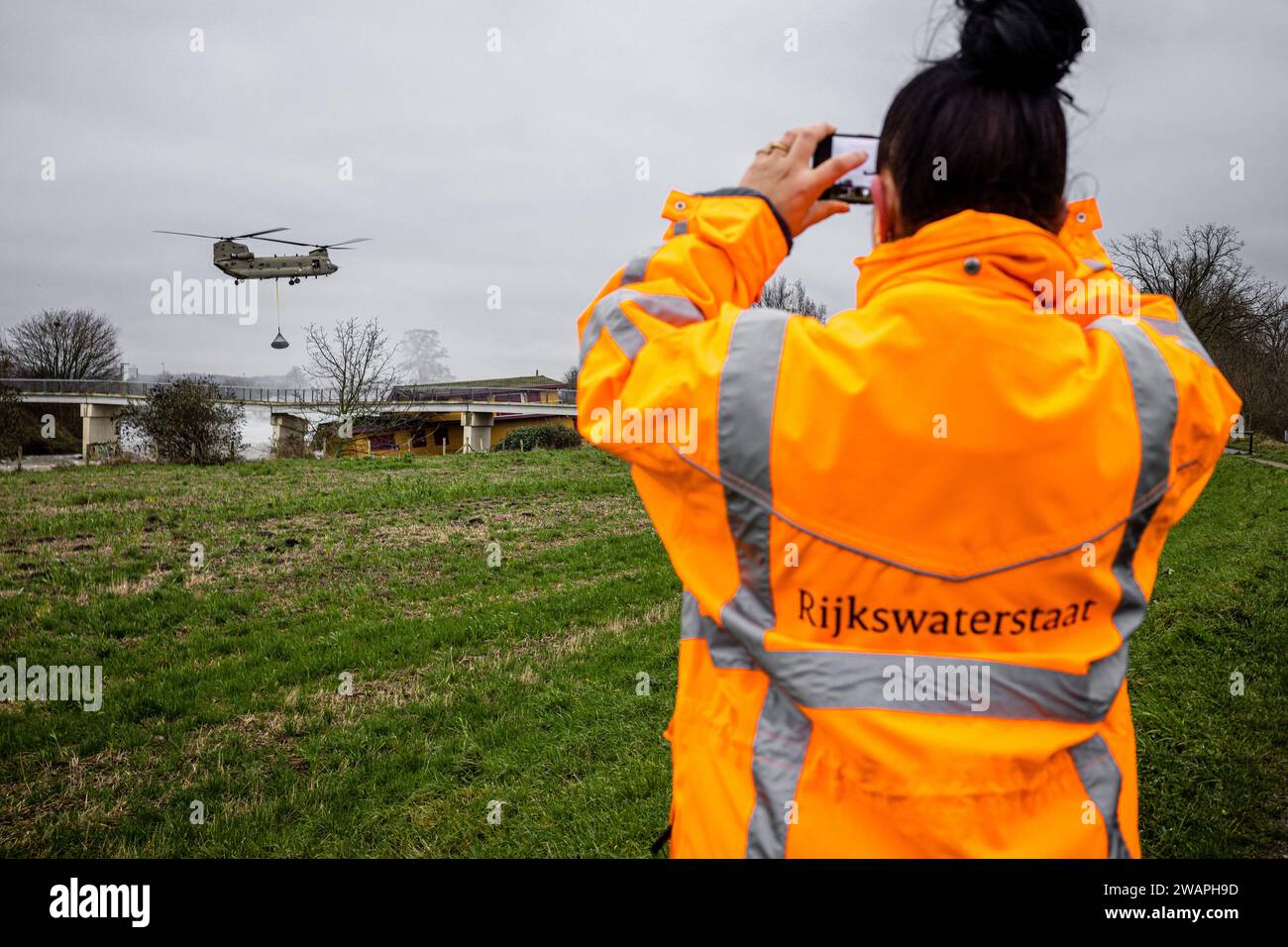 MAASTRICHT - Two defense chinook have started repairing the spillway ...