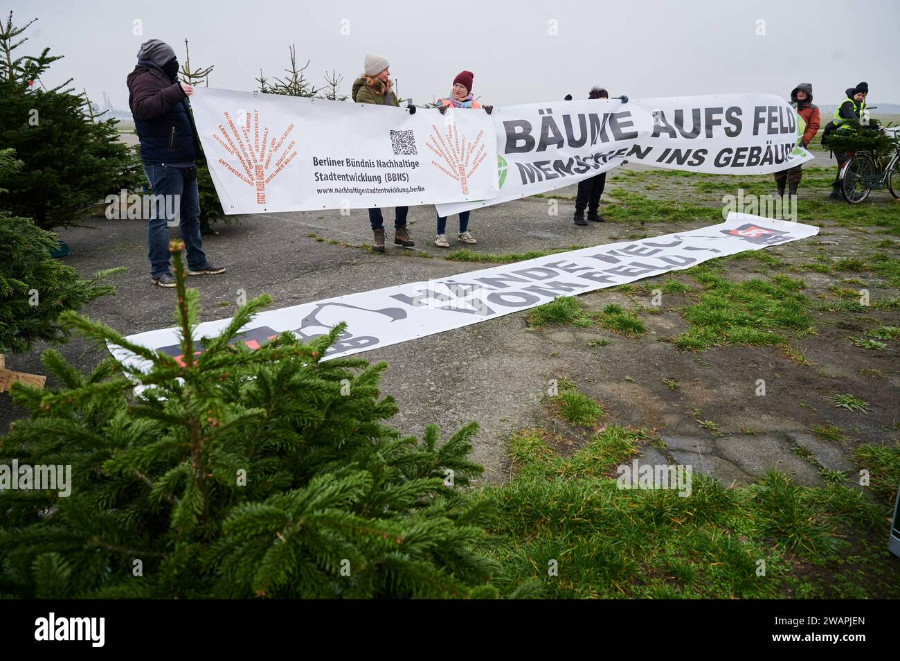 Berlin, Germany. 06th Jan, 2024. "Trees on the field - people in the ...