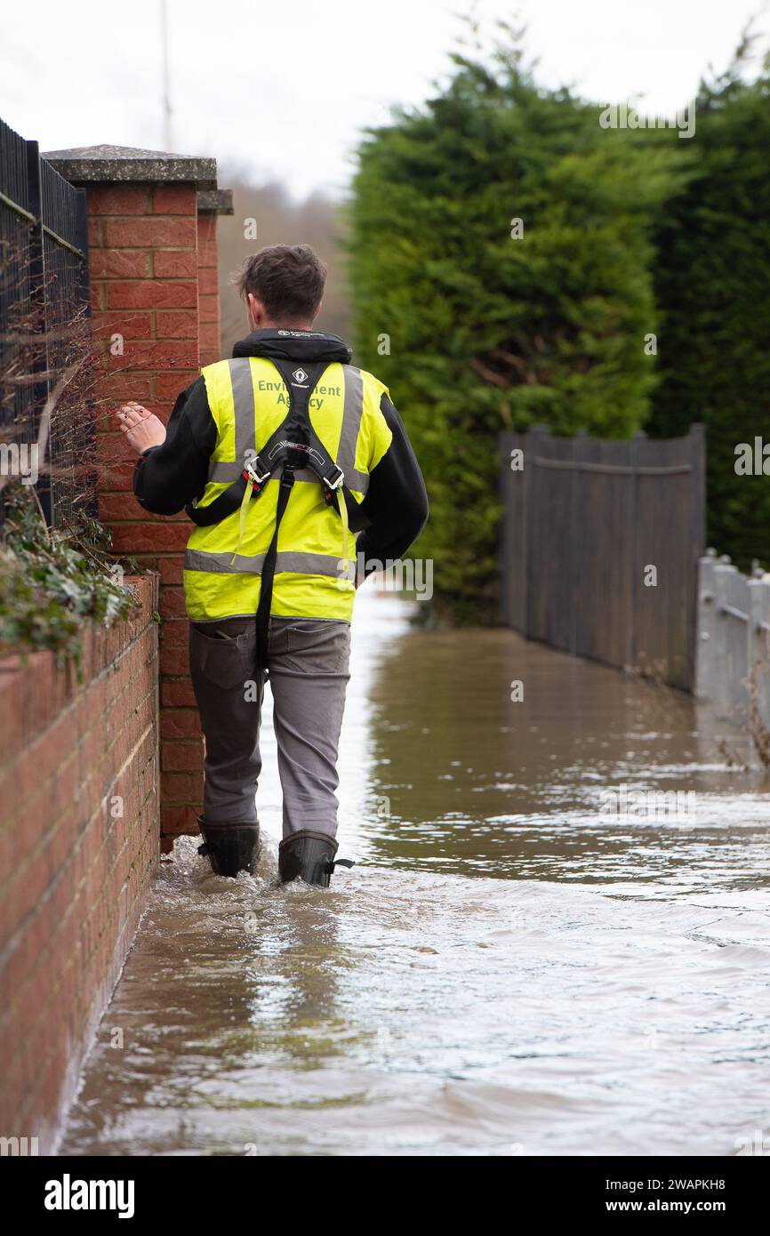 Thames water worker 2024 hi-res stock photography and images - Alamy