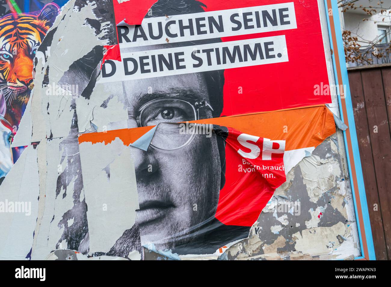 Plakate abgerissen hi-res stock photography and images - Alamy