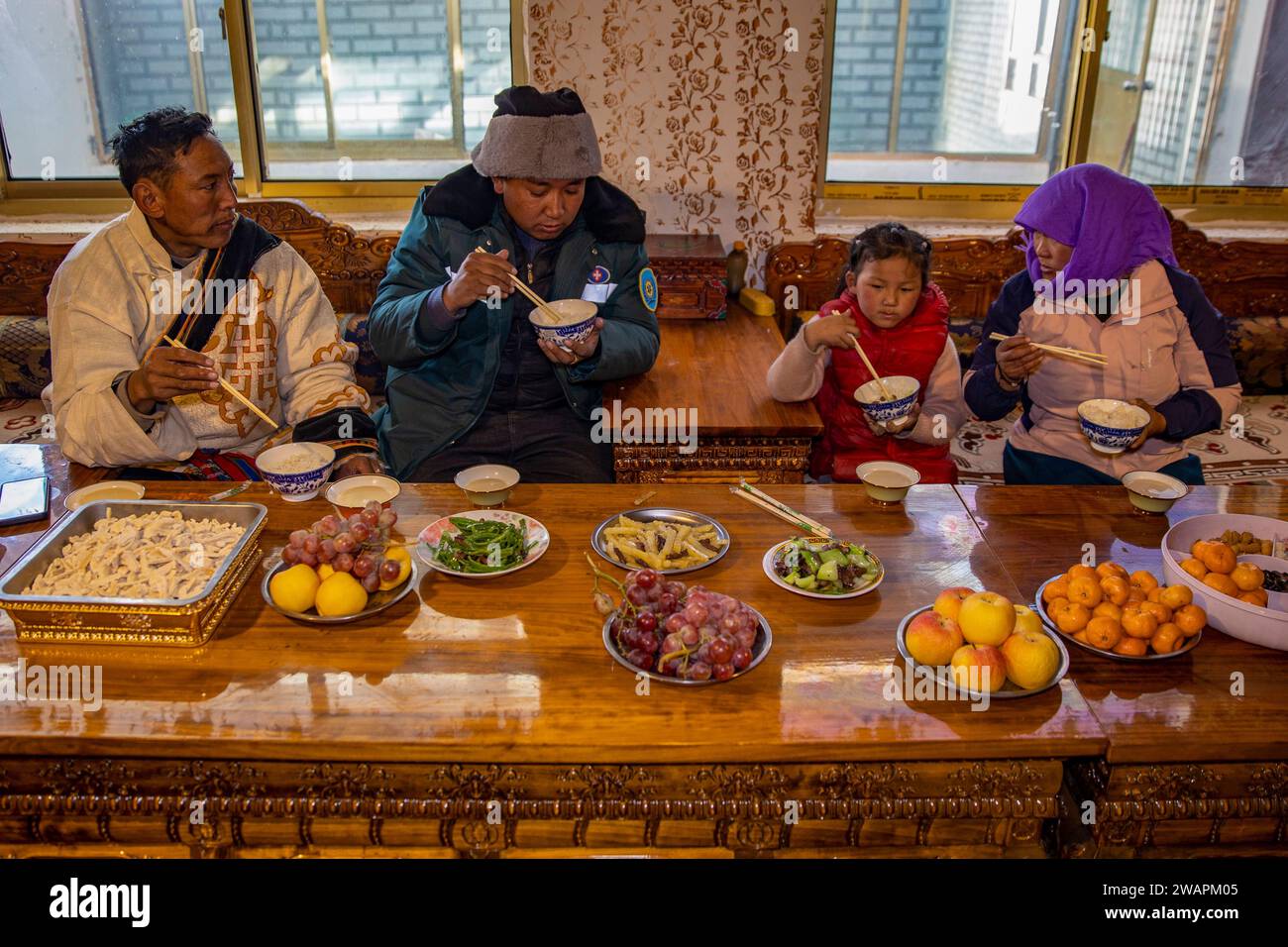 (240106) -- LHASA, Jan. 6, 2024 (Xinhua) -- Villager Tsering Chodar ...