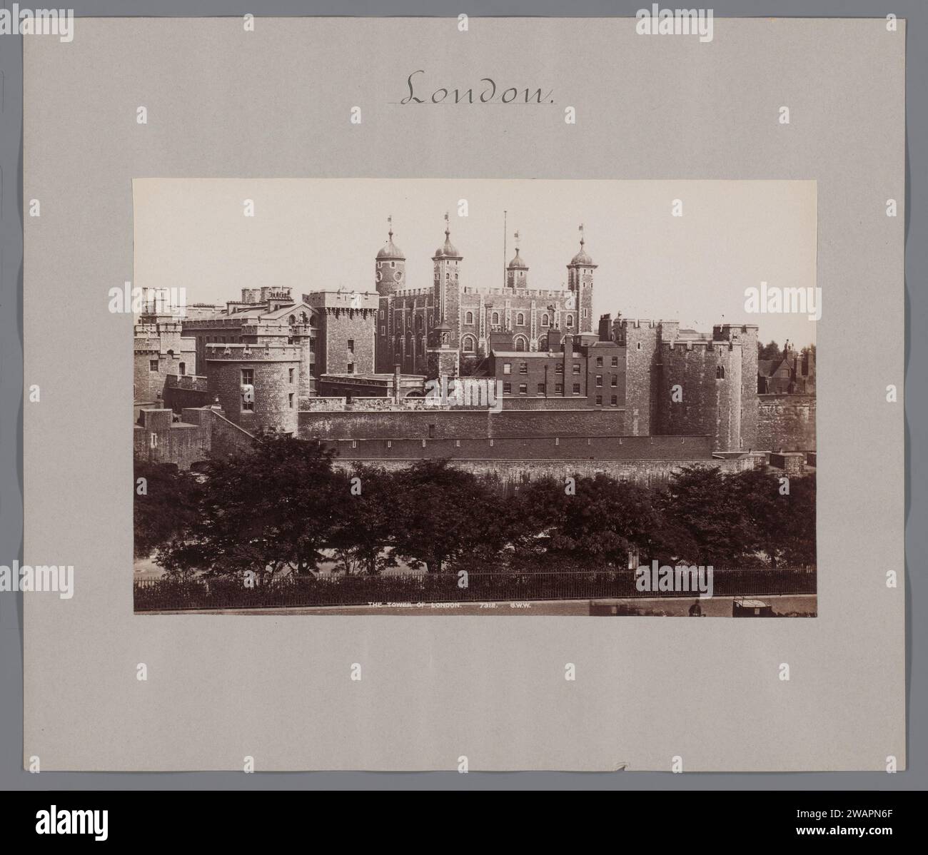 The Tower of London, Londen, Engeland, c. 1880 - c. 1890 photograph ...