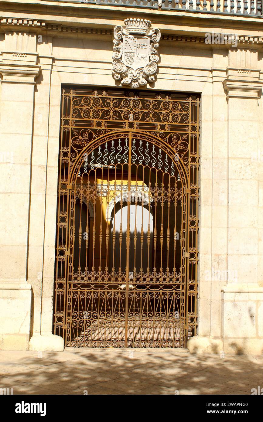 Coat arms gate entrance hi-res stock photography and images - Alamy