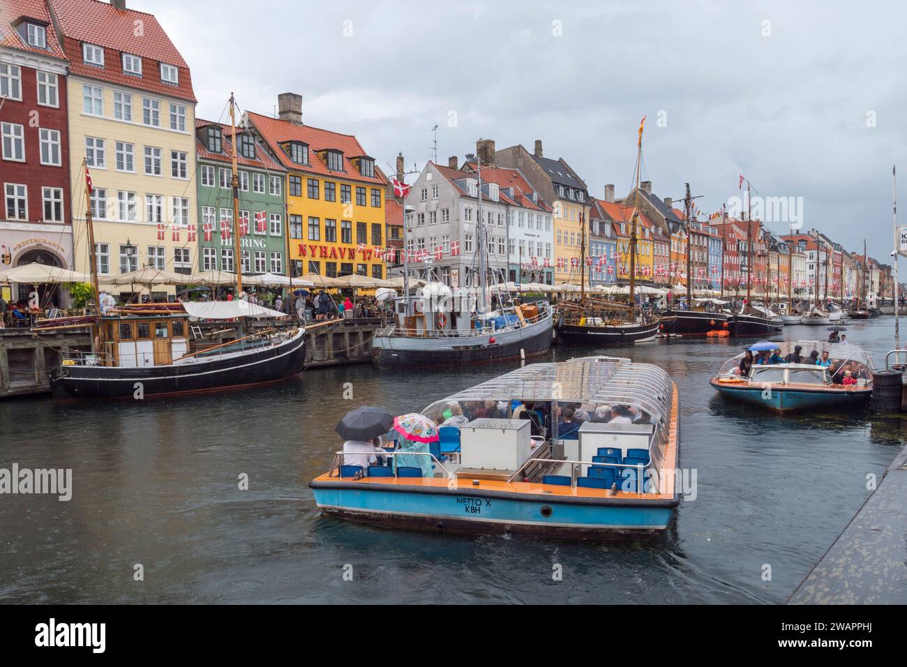 Tourist boats on Nyhavn, the tourist heart of Copenhagen, Denmark Stock ...
