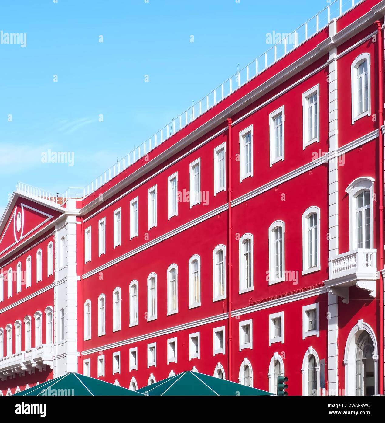 Red facade hi-res stock photography and images - Alamy