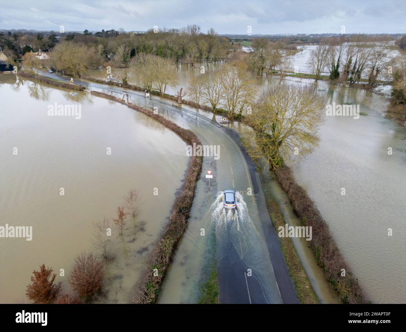 Grantchester, Cambridge, 6th January 2024. The River Cam has burst it's ...