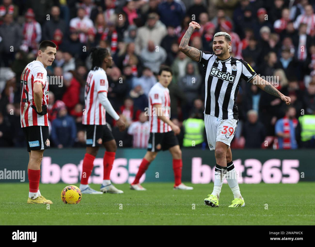 Sunderland, UK. 6th Jan, 2024. Bruno Guimaraes of Newcastle United (r ...