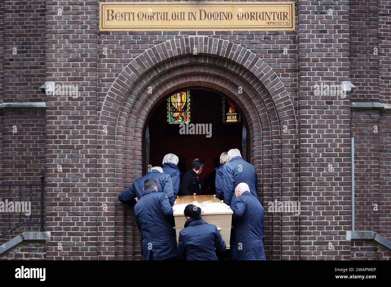ROERMOND - Harrie Smeets' coffin is brought into the bishop's chapel ...