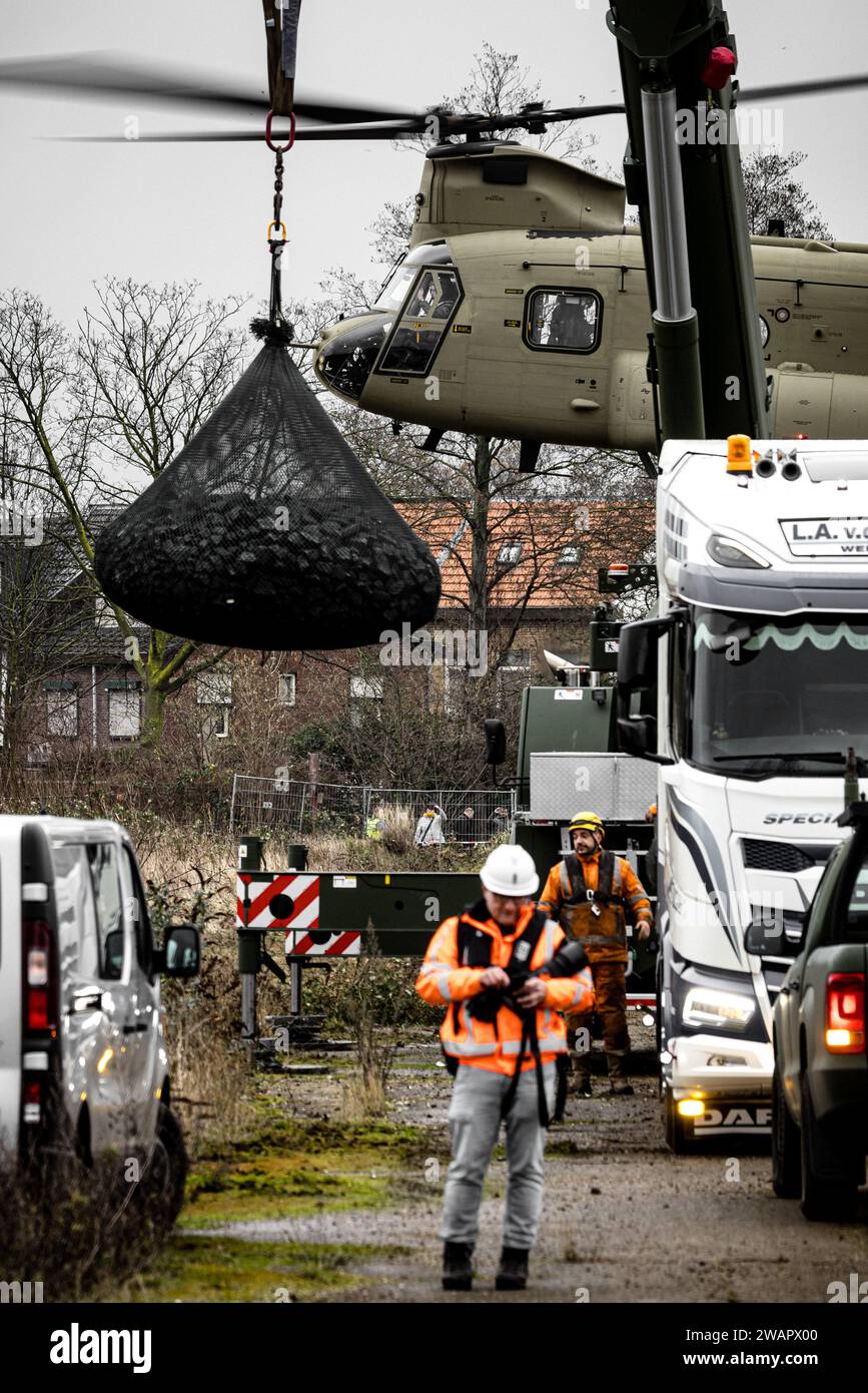 MAASTRICHT - Two defense chinook have started repairing the spillway ...