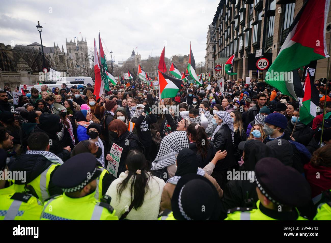 Metropolitan Police officers form a cordon at Parliament Square to ...