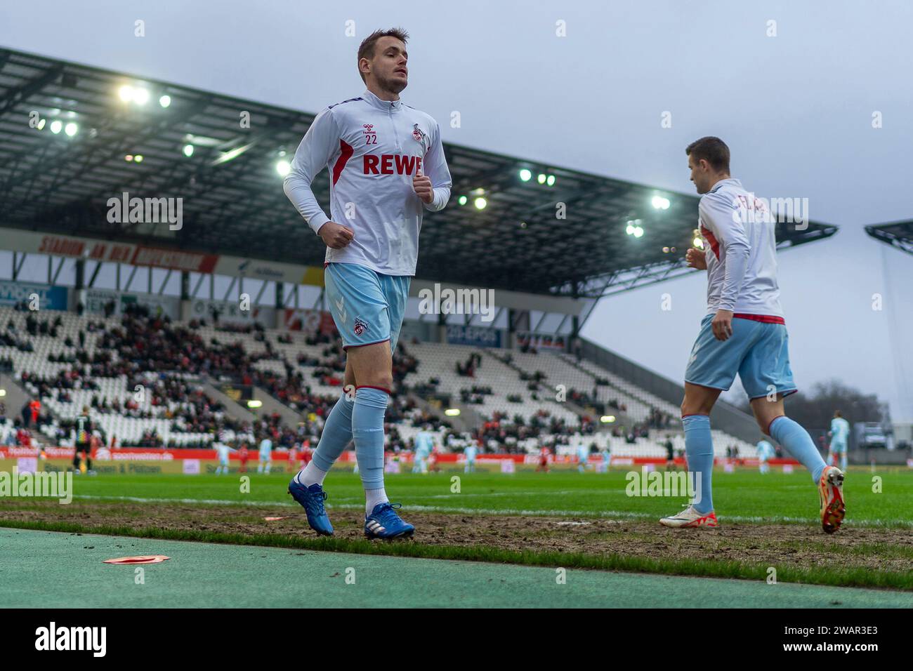 Essen, Deutschland. 06th Jan, 2024. Jacob Christensen (1. FC Koeln, #22) macht sich warm, GER ...