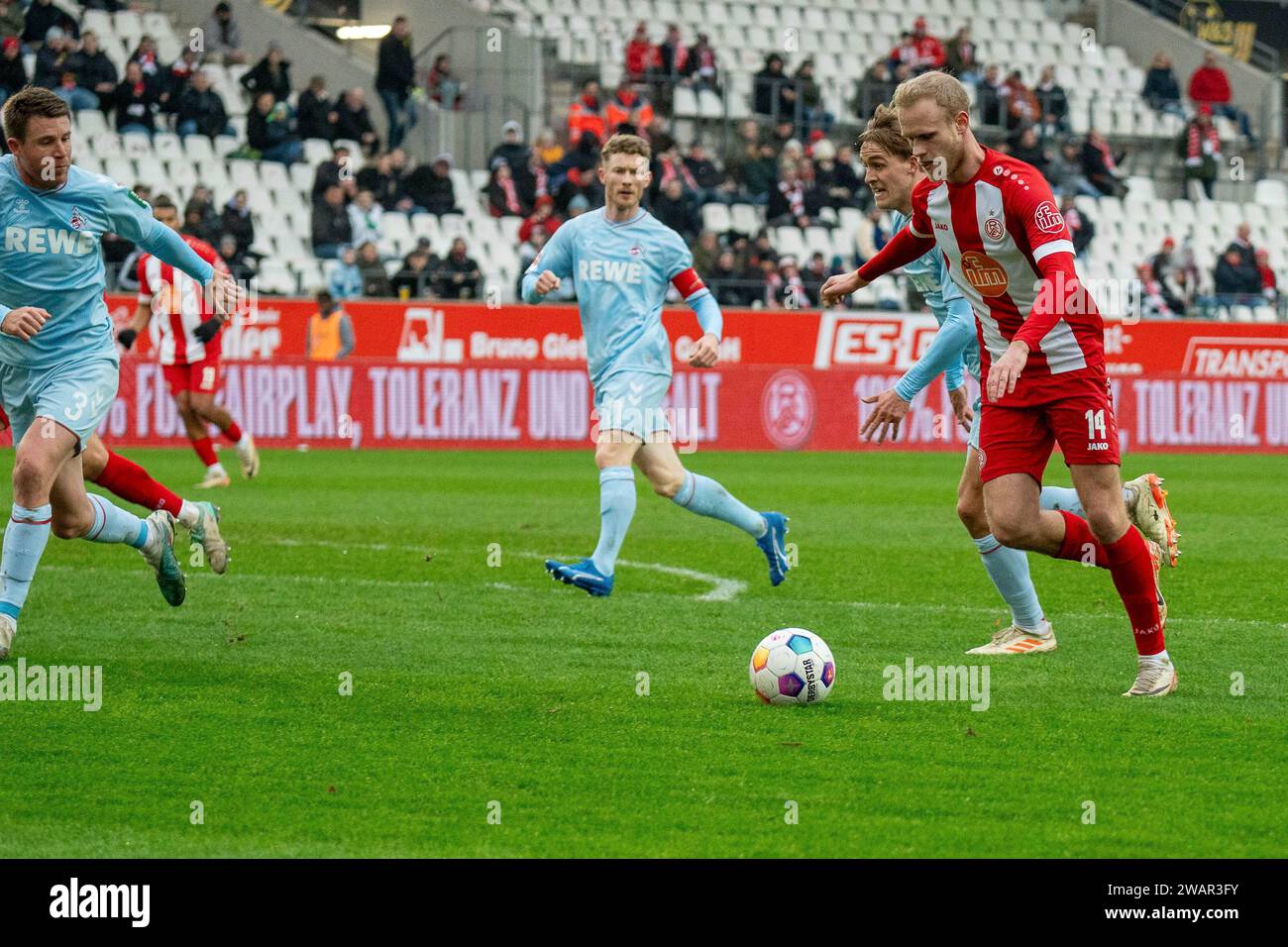 Essen, Deutschland. 06th Jan, 2024. Lucas Brumme (Rot-Weiss Essen, #14), Dominique Heintz (1. FC ...
