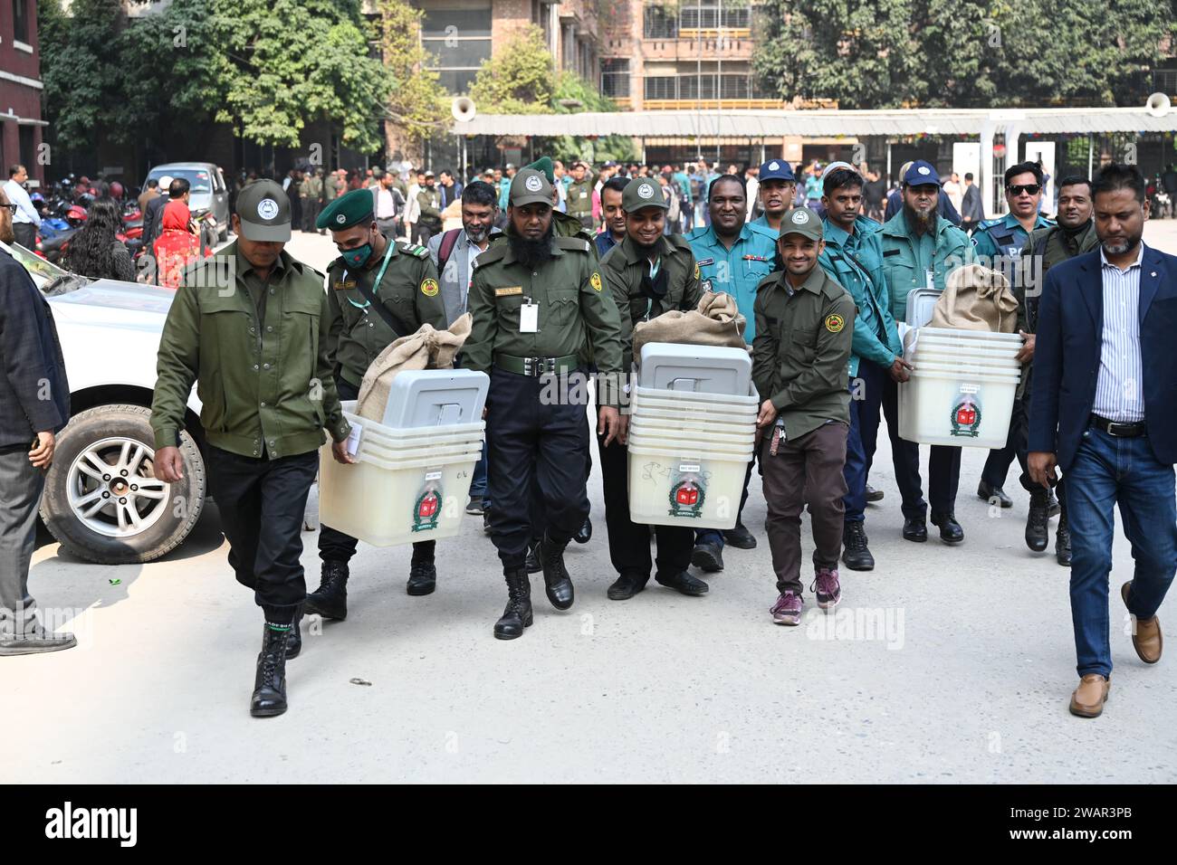 Dhaka, Bangladesh. 6th Jan 2024. Bangladeshi security personnel carry polling materials outside ...