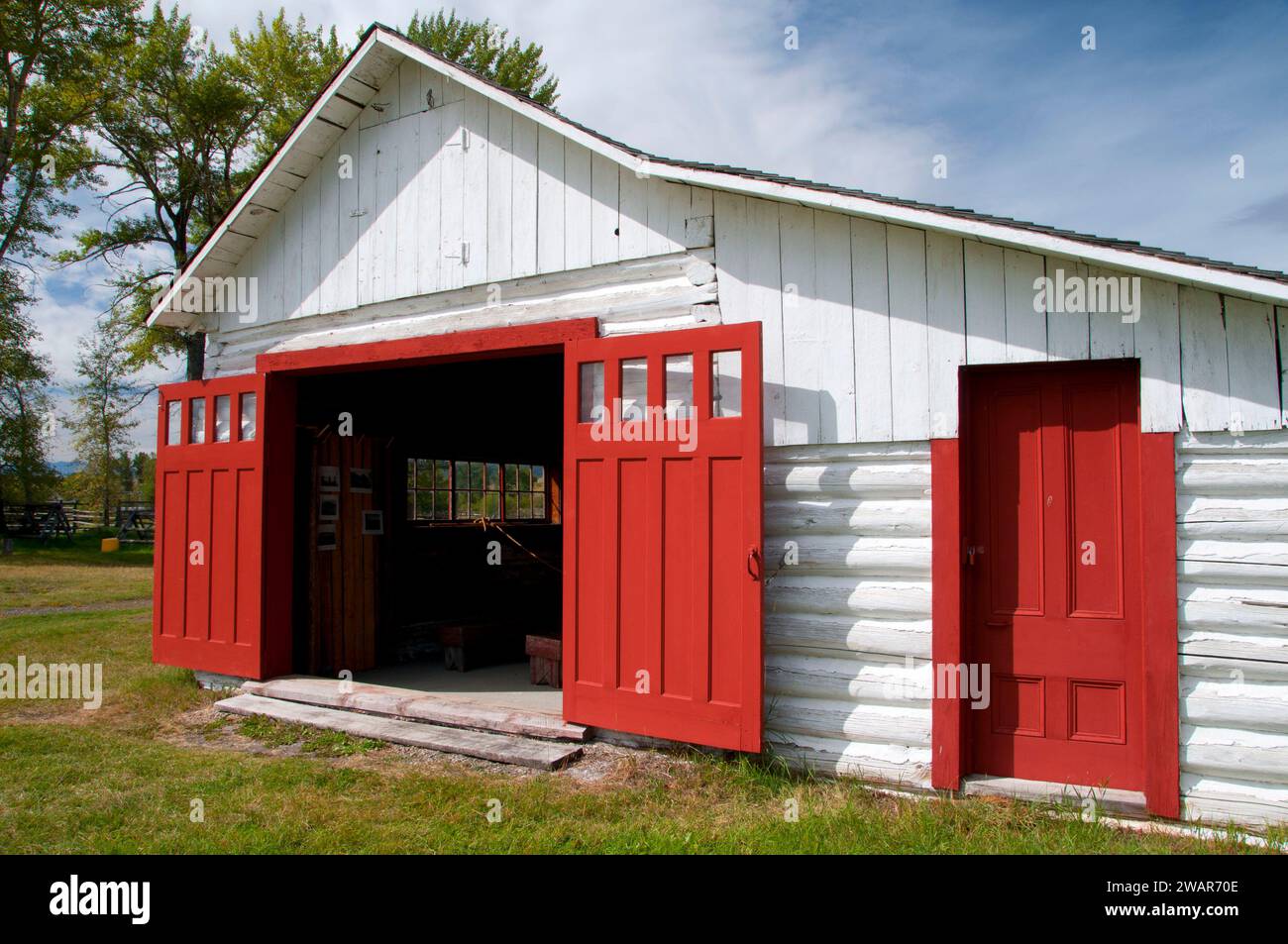 Shed doors hi-res stock photography and images - Alamy