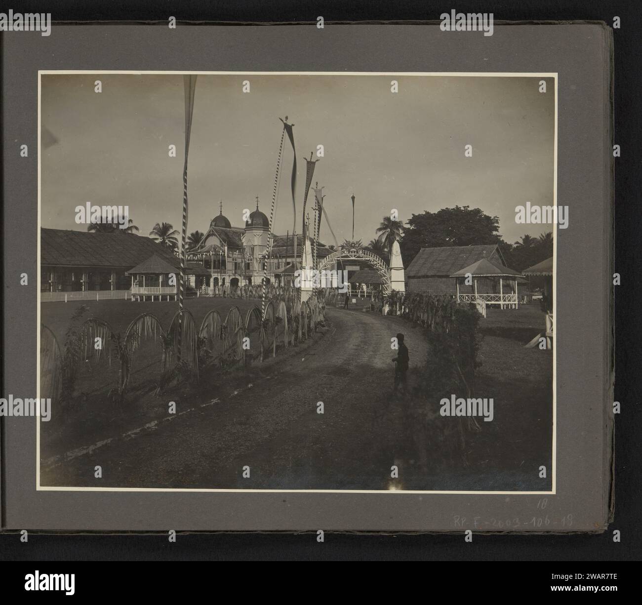 Access road with decorations to the Palace of the Sultan van Langkat ...
