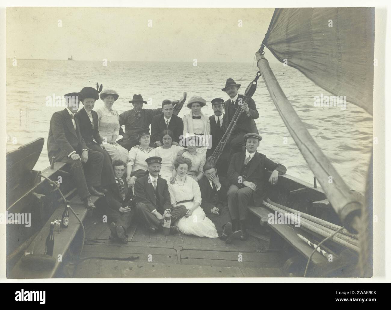 1920 women sailing hi-res stock photography and images - Alamy