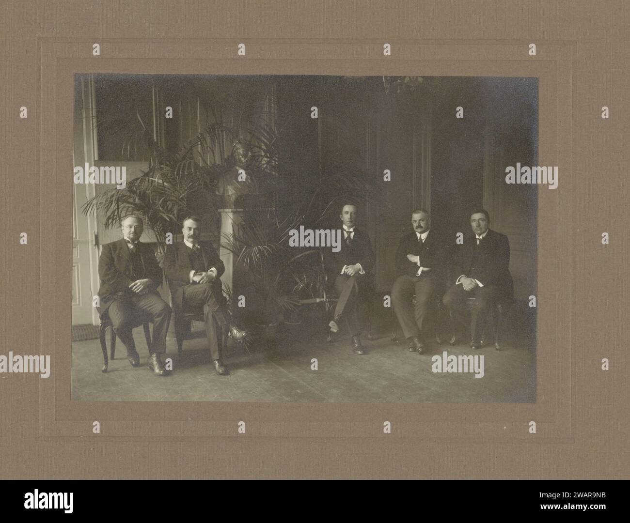 Five gentlemen around a bust of Dr. Ruysch, in or after 1918 - 1944 ...