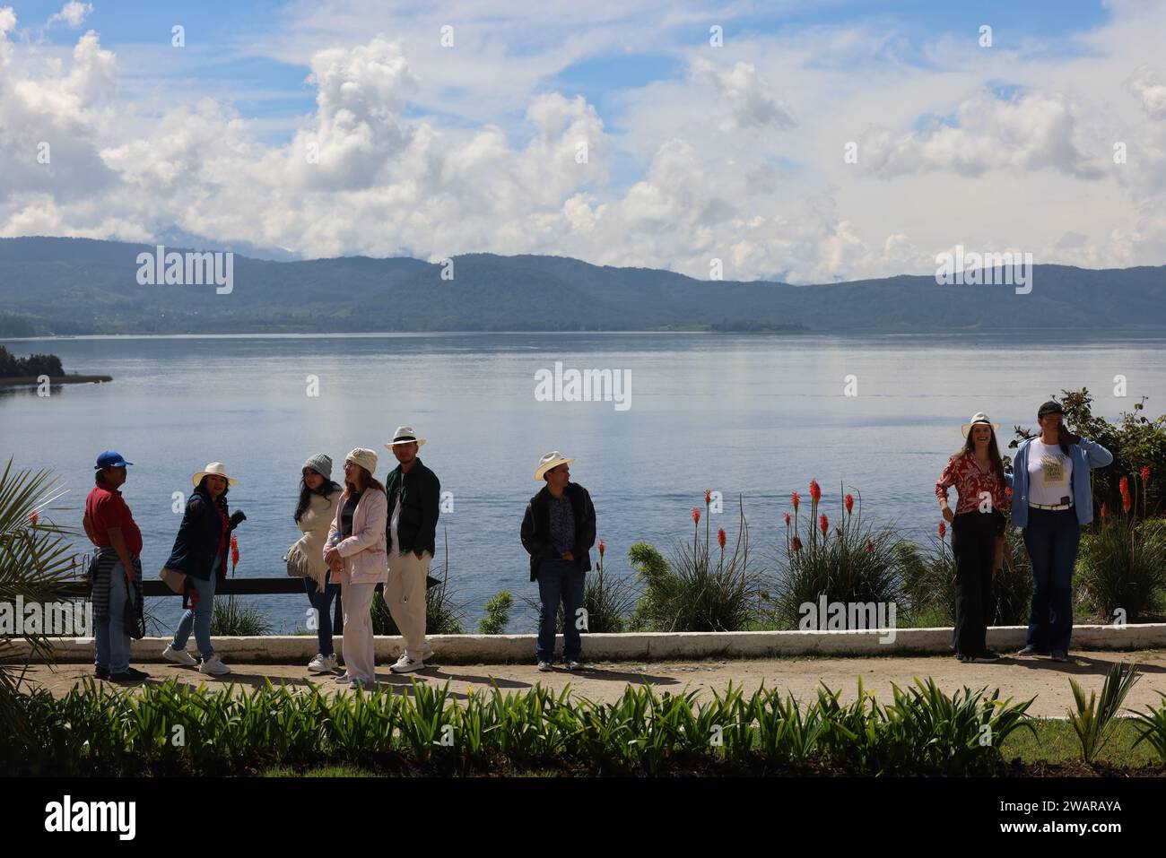 Pasto, Colombia. 5th Jan, 2024. People enjoy the scenery by La Cocha ...