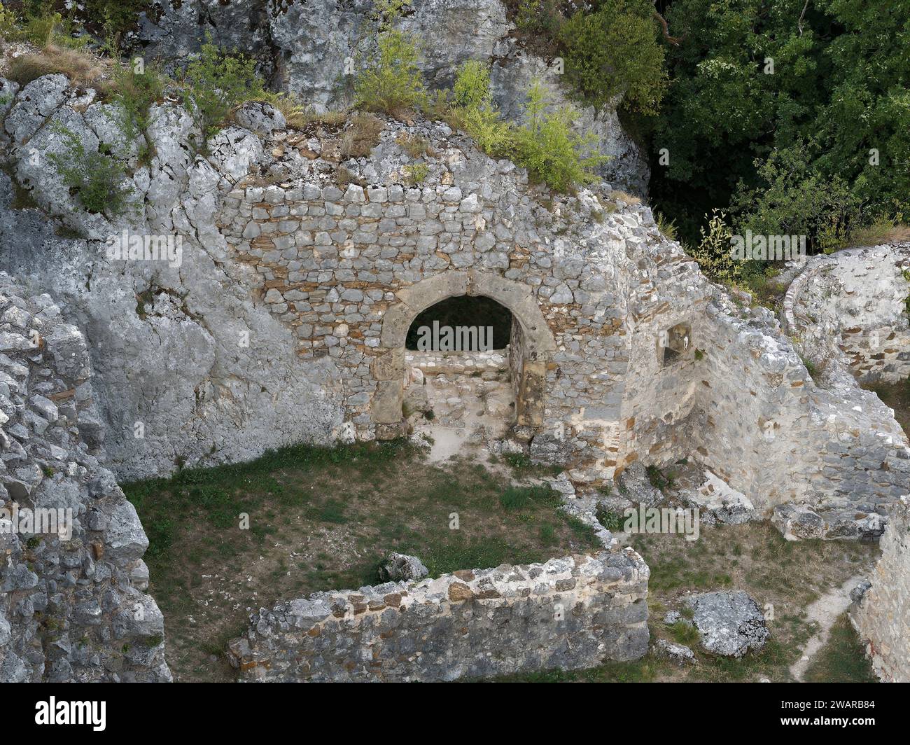 Tree inside castle ruins hi-res stock photography and images - Alamy